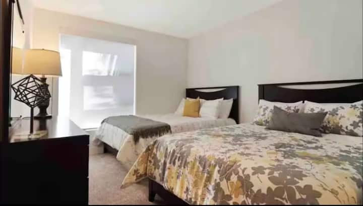 2 Bdr 2 Bth Condo 3 Miles To Disneyland - Orange, CA