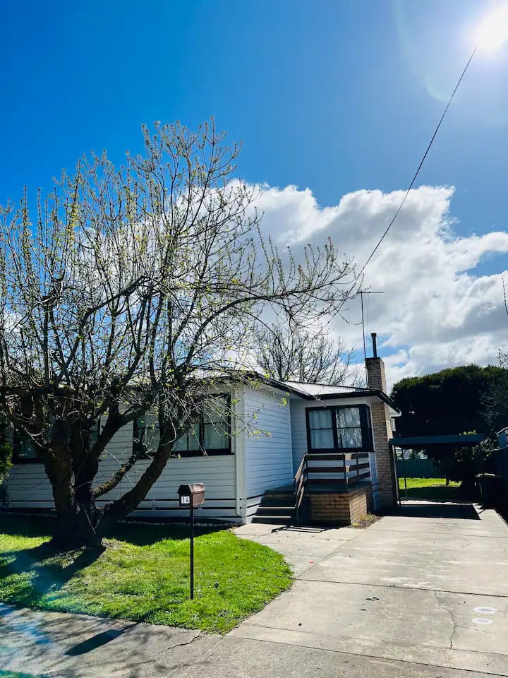 Chic Weatherboard Retreat - Ararat