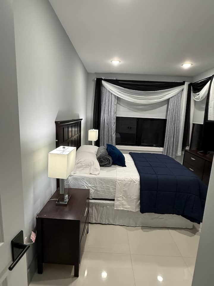 (22) The Big Apple Room - Jersey City, NJ