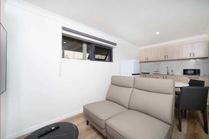 Newly Renovated Modern 2br Self-contained Unit - Springwood