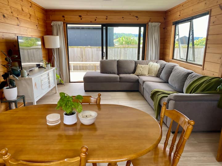 Cosy Beach House & Sleepout - Walk To Beach & Town - Whitianga