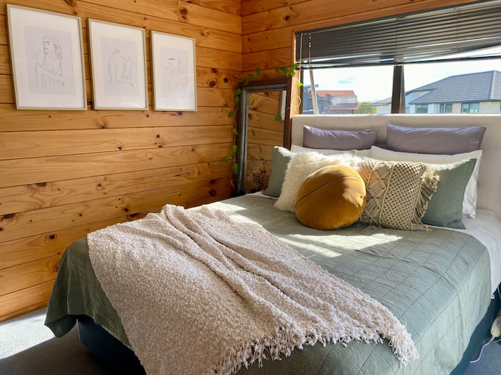 Cosy beach house & sleepout - walk to beach & town - Houses for Rent in ...