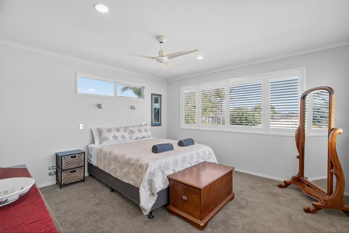 Tees & Seas - Omanu Beach - Mount Maunganui