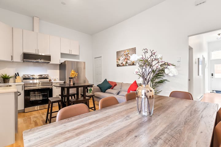Spacious 4-br Retreat | Heart Of Downtown Bliss - Montreal