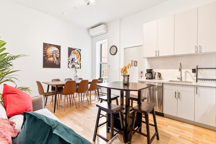 Bright 4br Retreat • Central Montreal • Sleeps 12 - Laval, Quebec, Canadà