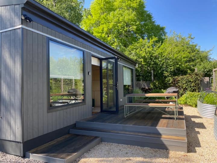 Cosmo Studio - Where The Bush Meets The Village - Trentham