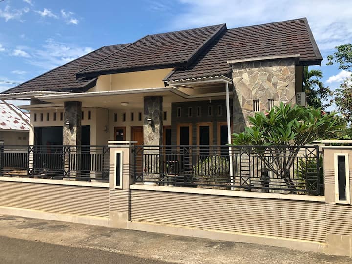 Averroes House - Big, Cozy & Peaceful Stay - Bengkulu