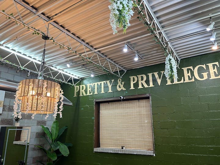 Pretty & Privileged Salon Studios – Bridal Suite - Atlanta, GA