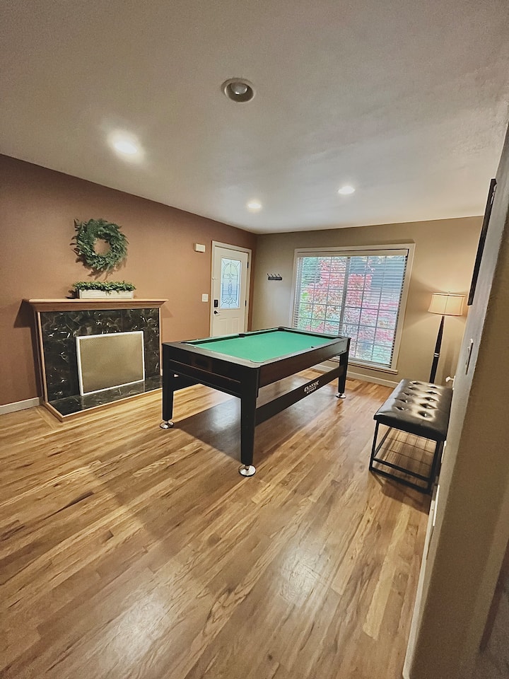 Pdx 4 Bed 3 Bath W/ Ev Charger And Pool Table - Portland, OR