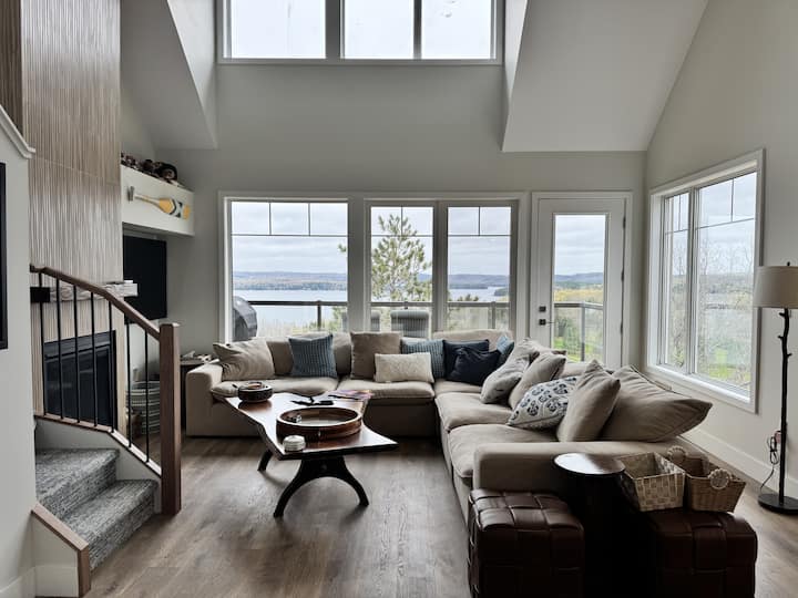 Four-season Muskoka Retreat | Panoramic Lake Views - Huntsville