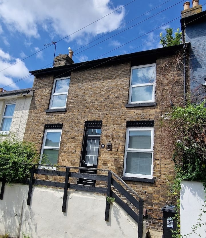 The Pioneers Den - Dover