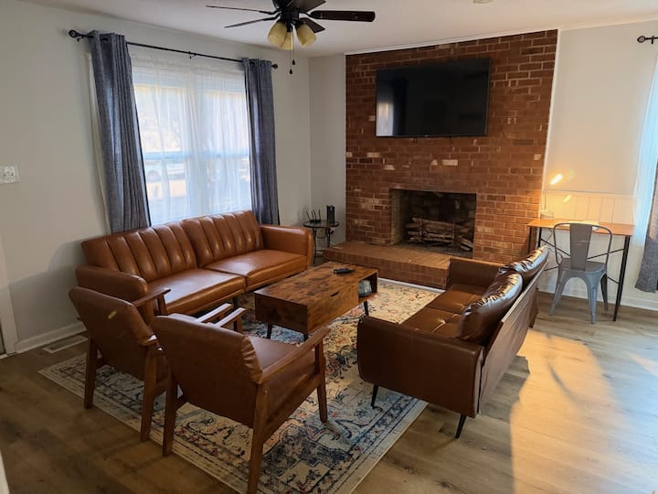 The Hp Comfort — Stylish 3br Retreat In High Point - Randleman Lake, NC