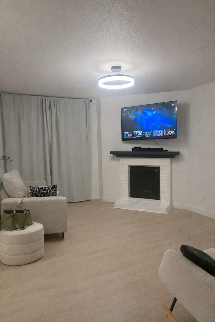 Cozy Condo Near Cherry Creek - Denver, CO