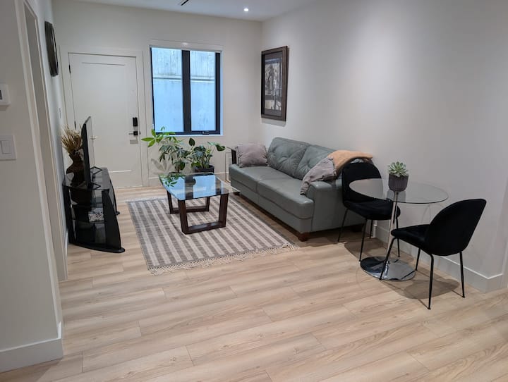 Cozy Two Bedroom Suite - White Rock