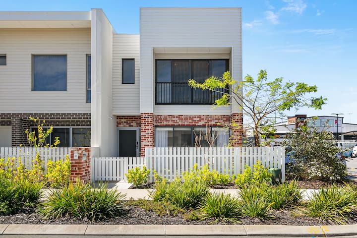 The Mudstone In Treeby - Perth