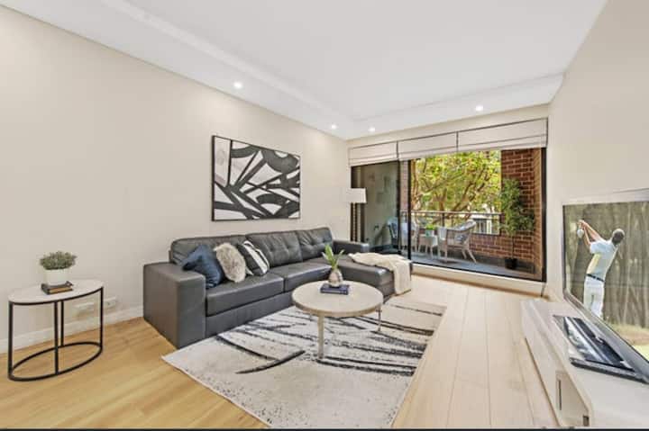 Modern Oversized Pyrmont Apartment With Gym Pool - Sydney