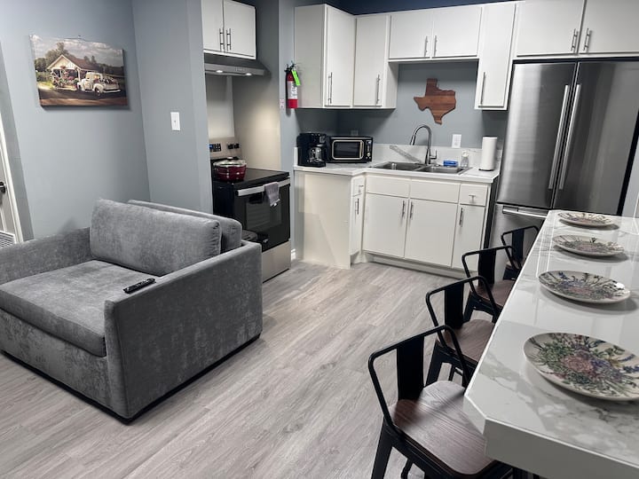 Modern 2br | Secure & Central For Work Stays - Brownsville, TX