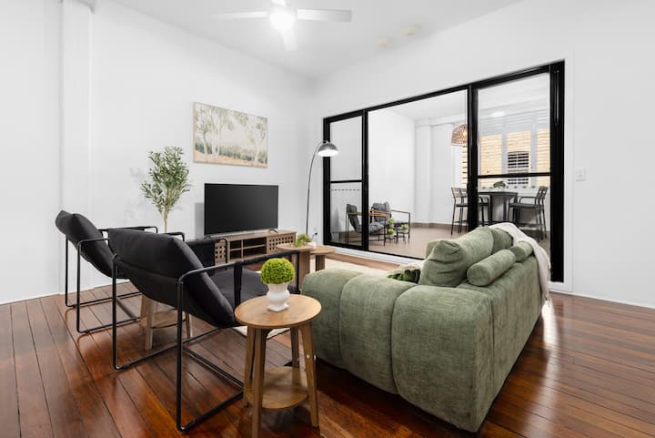 Spacious 3br Heritage Apartment W/ Pool + Parking - Australia