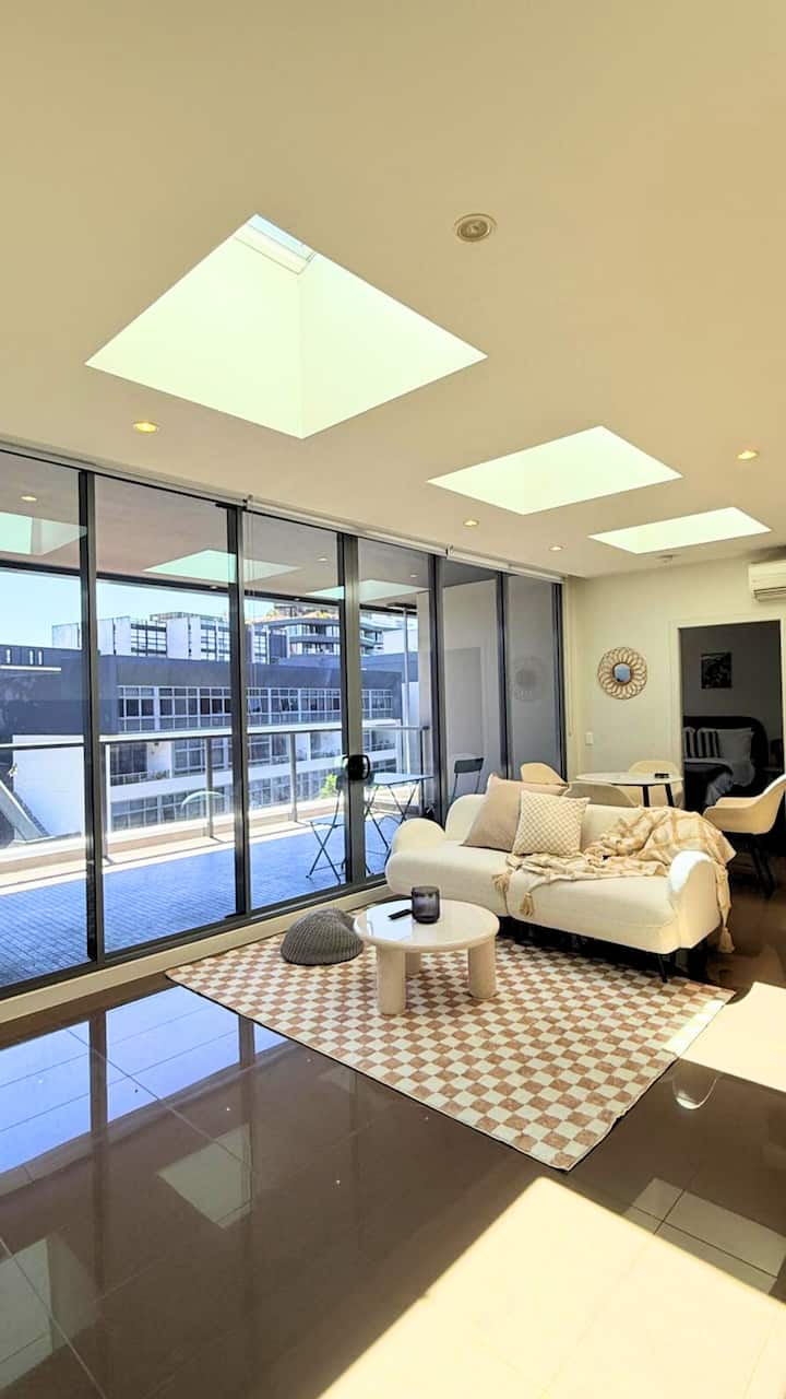 Stylish 2 Bedrooms + Study Apartment| Free Parking - Sydney