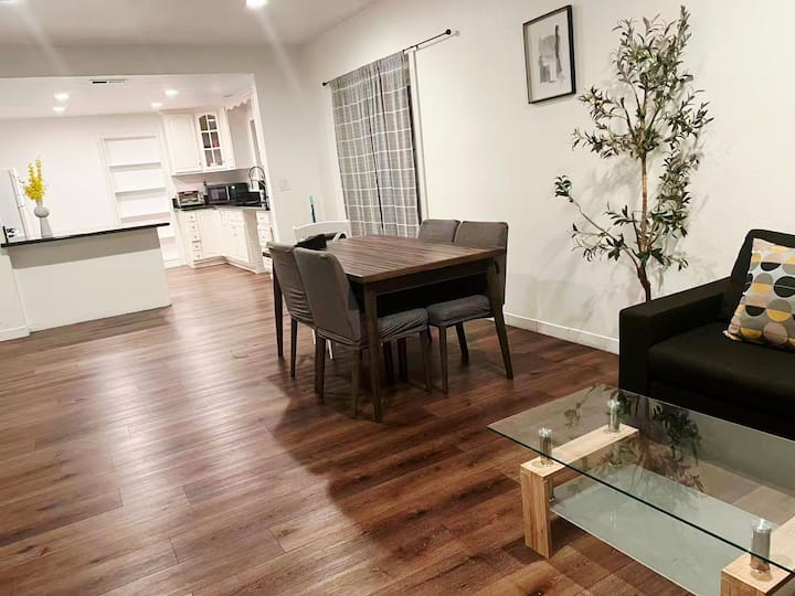 Modern 3-bedroom Oasis. Close To Major Attractions - Pomona, CA