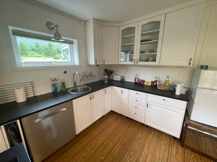 Hus Med Utsikt Over Sjøen - Alta