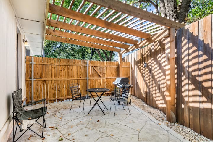 Walk To At&t Stadium | Cozy 2br Arlington Getaway - Arlington, TX