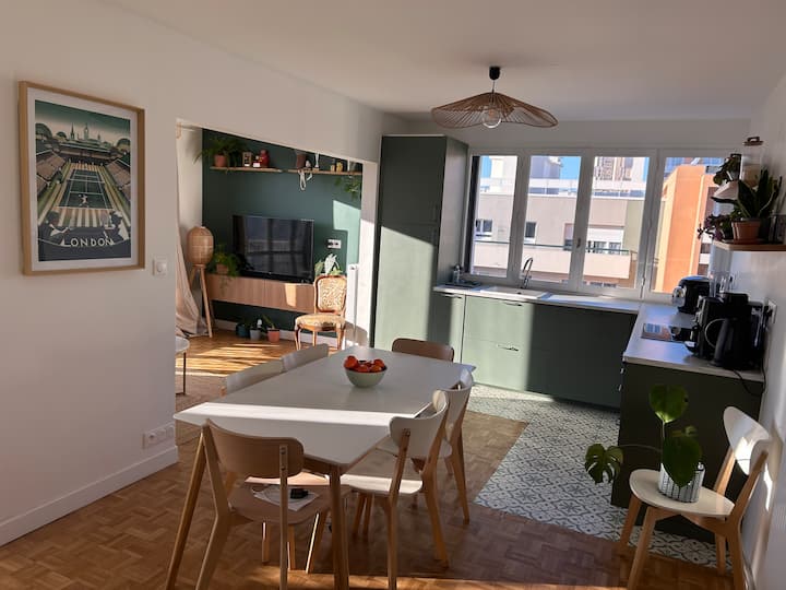 Joli Appartement Ensoleillé Avec Balcon Et Parking - Paris