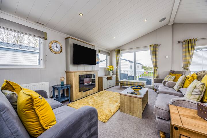 Gorgeous Home In Chichester Lakeside Holiday Park - Chichester