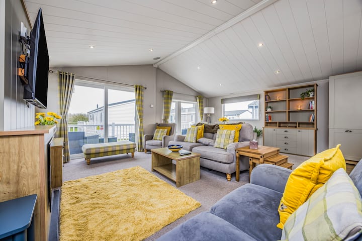 Gorgeous Home In Lakeside Park | Pass The Keys - Chichester