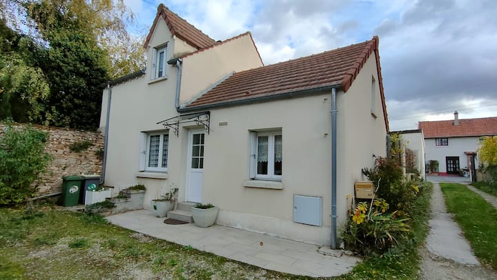 Maison Au Coeur D'un Village Avec Stationnement - Mennecy