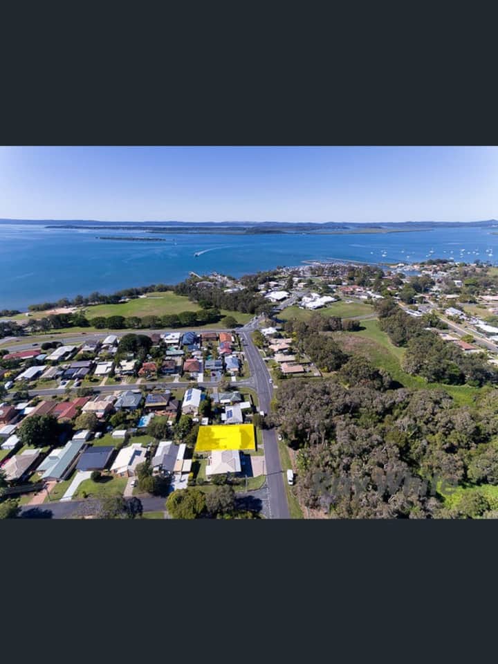 Mariners Rest Walk To The Bay And Boat Ramp. - MacLeay Island