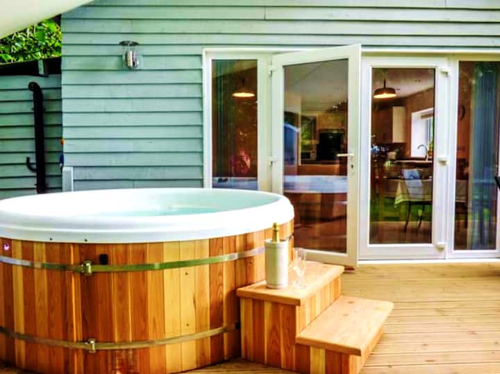 Tynewydd Bach - A Cosy Lodge In Mystical Mid Wales - United Kingdom