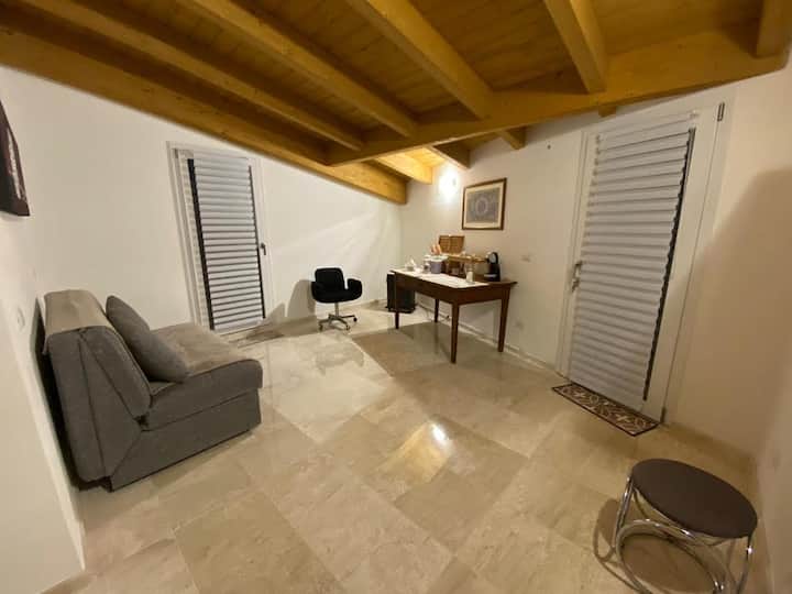 Grazioso Bilocale Con Camera  E Zona Soggiorno - Nuoro