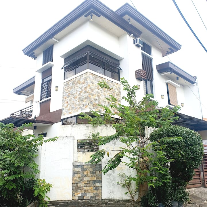 3-level Minimalist Home | Parking | Videoke | Wifi - Muntinlupa