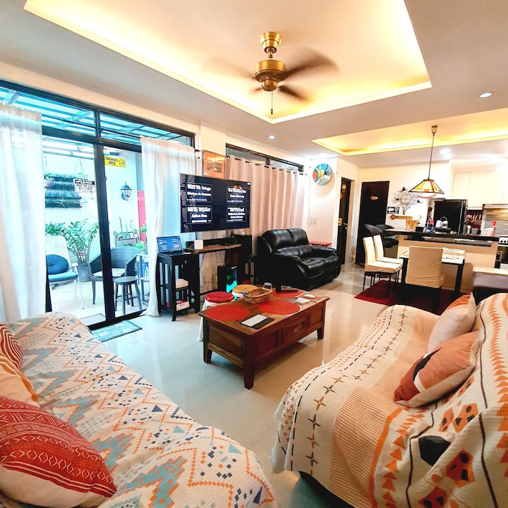 16pax Cozy Chill Party House|videoke Parking Wifi! - Muntinlupa