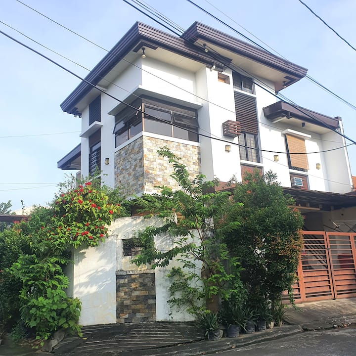 Chill House At Quiet Suburb W/ Parking & Videoke - Bacoor