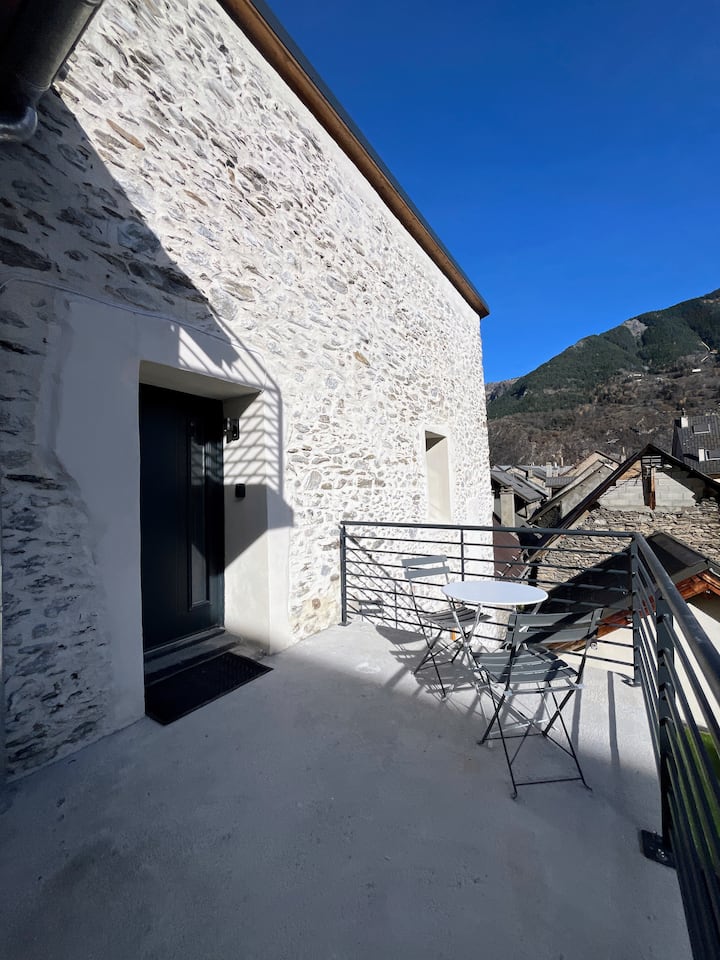 Le Vieux Bourg, No.3 - Stylish 2 Bedroom Apartment - Auris