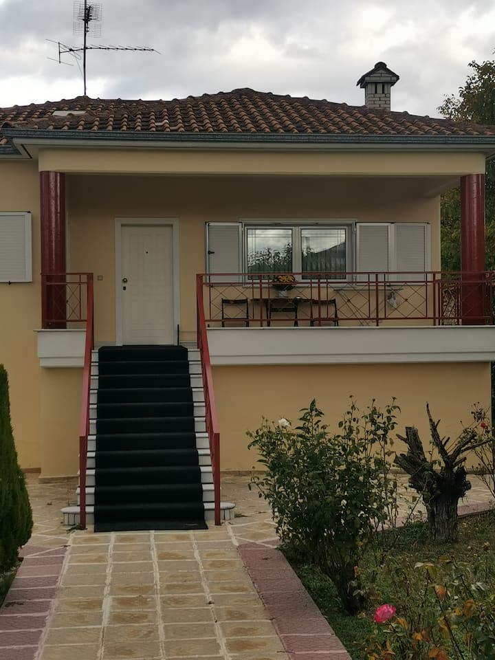 Ήσυχη Μονοκατοικία με κήπο για Οικογένεια & Παρέες - Козани