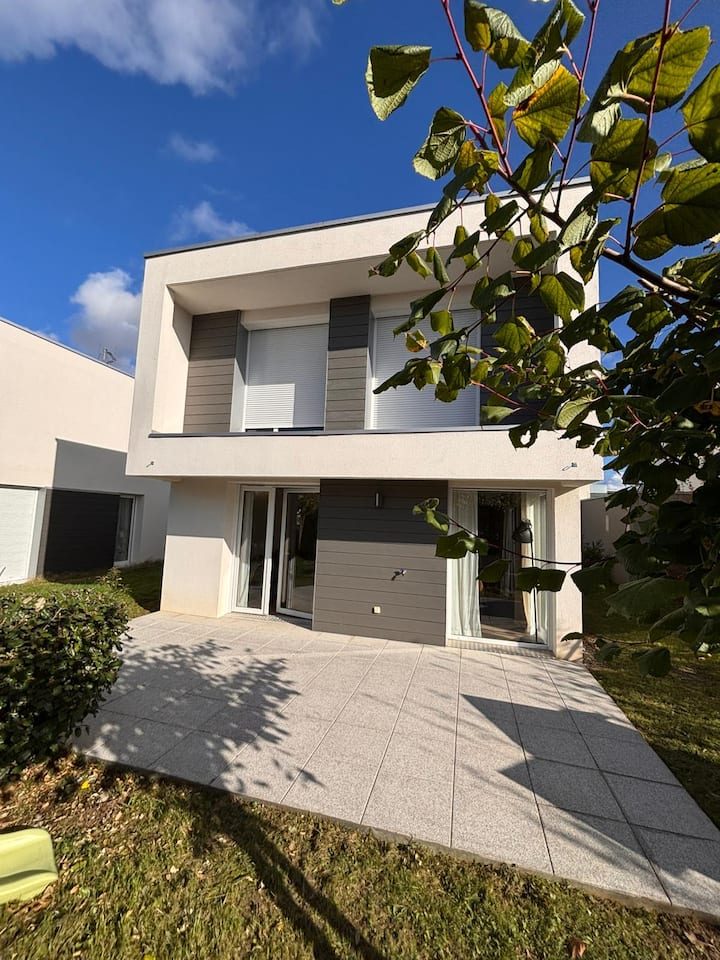 Maison 3 Chambres - Chaleureuse à Illzach - ibis Mulhouse Ile Napoleon