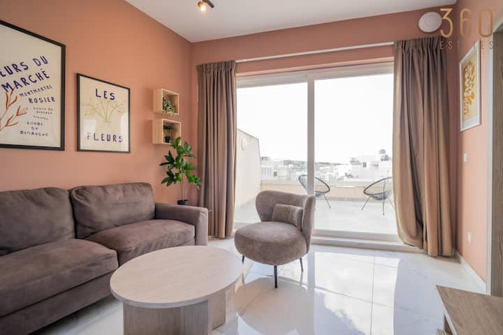 Peaceful 2br Penthouse With Terrace Views & Beach - Malta