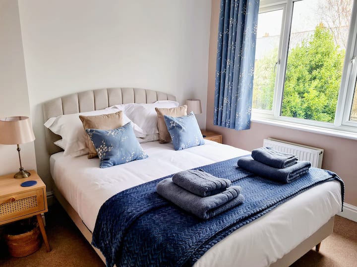 New 'Terracotta Terrace' Nr City Centre & Station - Wiltshire