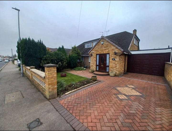 Spacious 2-king Bed Stay Near L&d M1 Luton Airport - Dunstable