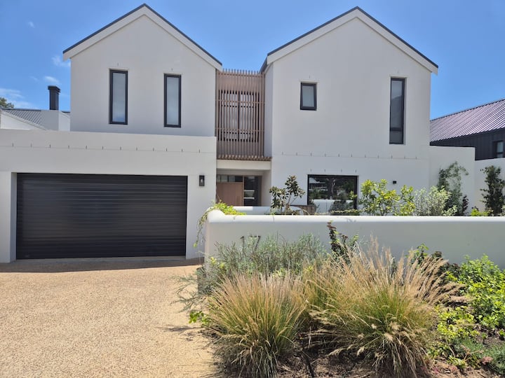 Spacious 4-bedroom Family Home In A Secure Complex - Stellenbosch