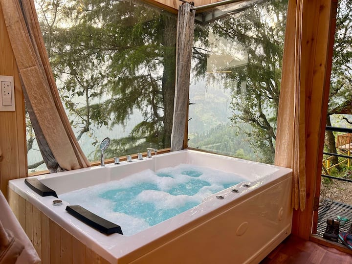 Mountain View Jacuzzi Treehouse | Power Backup -
