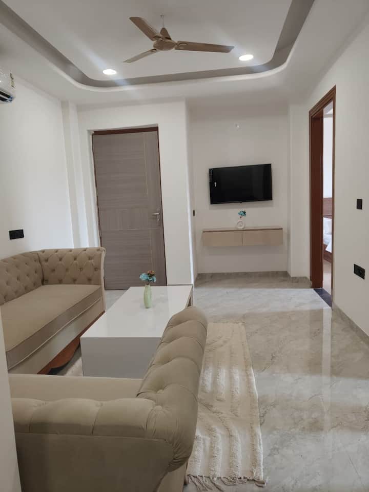 Spacious 2bhk In Heart Of City With Free Parking! - グルガーオン