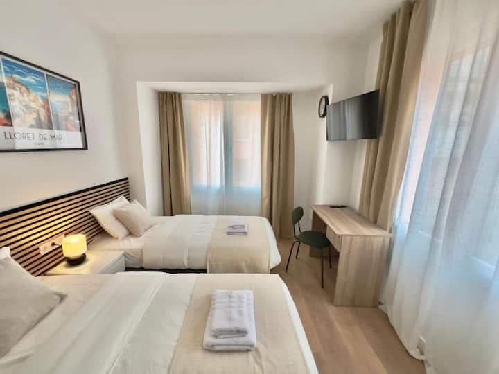 Habitación Doble Con Baño Privado - 2 Camas - 304 - Lloret de Mar