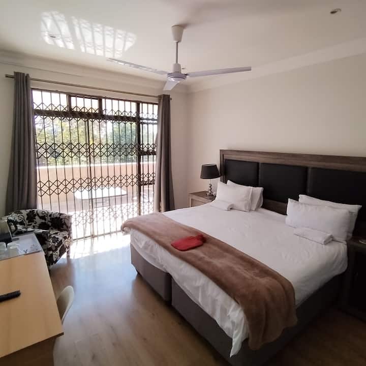 Kingsway B&b Upstairs 4 Bed Apartment - Midrand