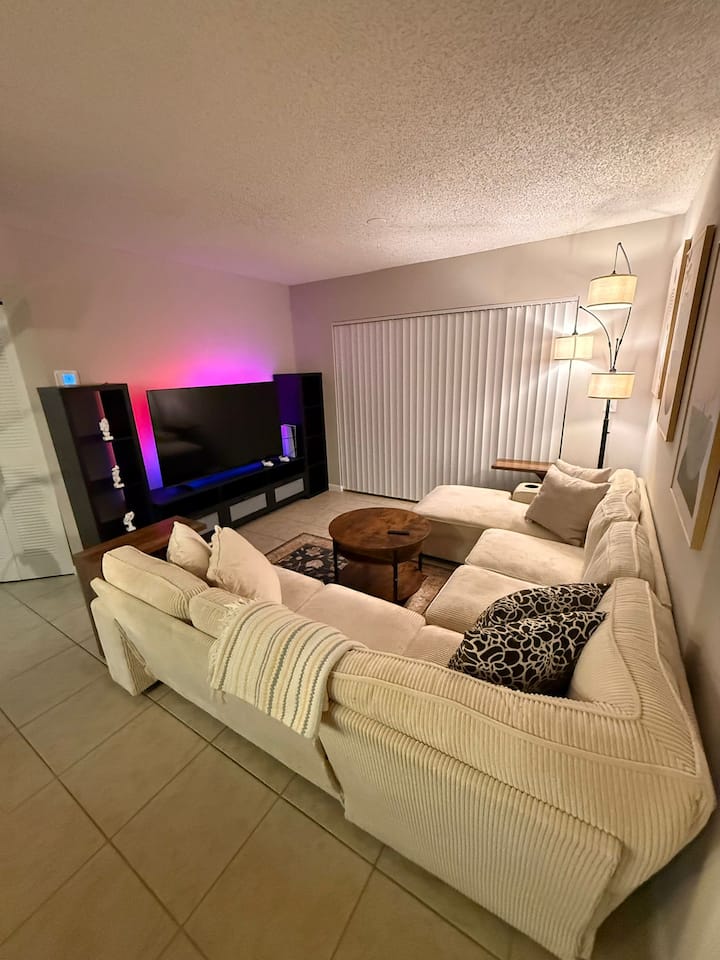 Steps To The Beach • 2br/2ba - Hollywood, FL