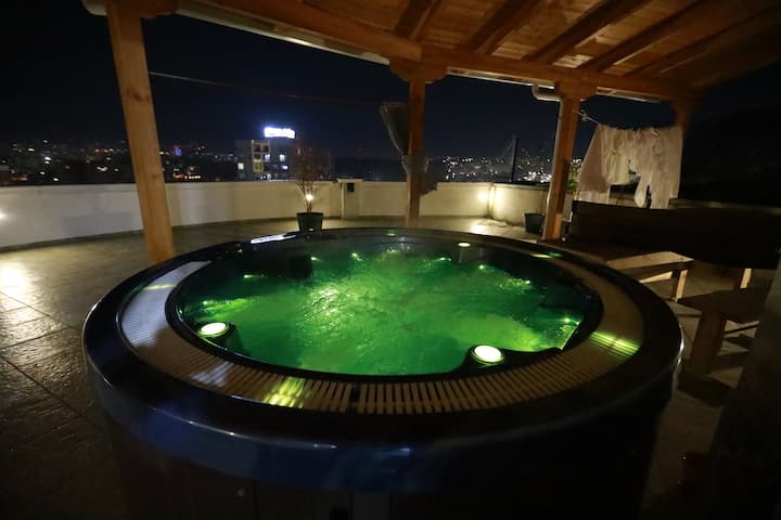 Private Rooftop: Hot Tub & City Views • 2br - Albania