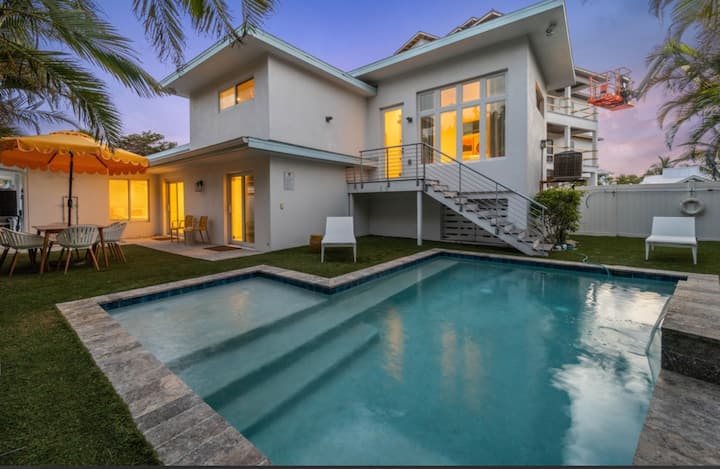 Southern Exposure~2 Homes From Beach! Heated Pool! - Sarasota